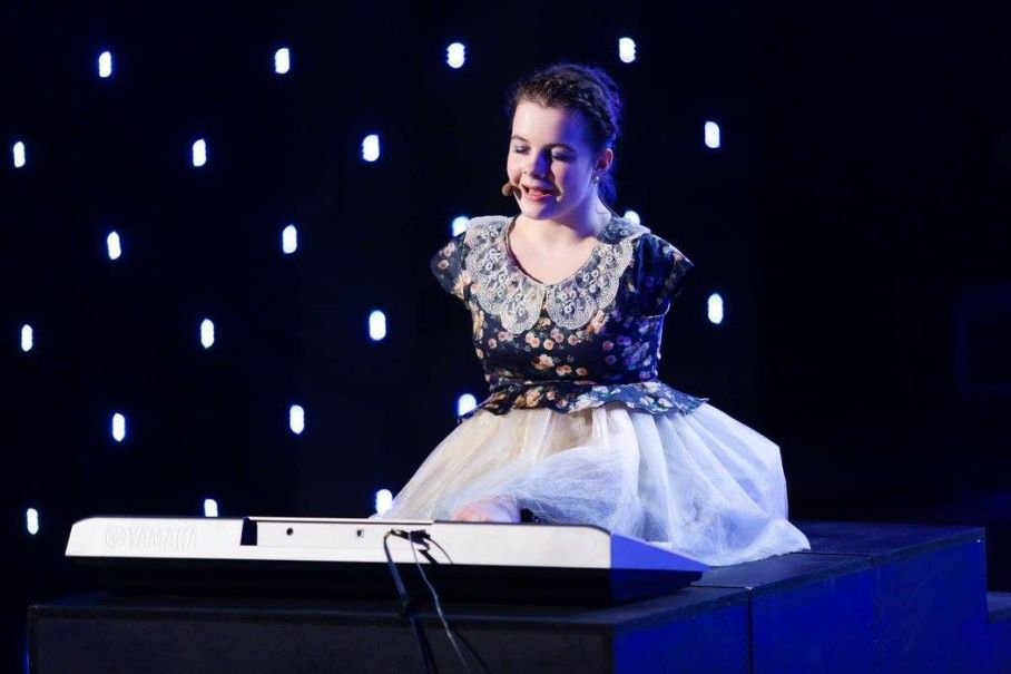 Povestea de viata dureroasa a lui Lorelai, tanara fara maini de la ...