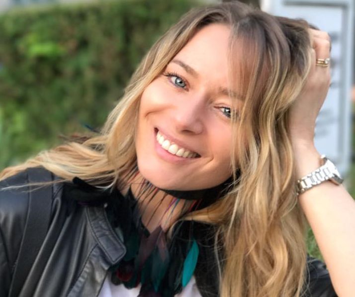 Reteta de vedeta: cum prepara Laura Cosoi tortul de mere! Invata de la ea