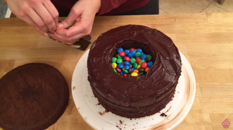 Invata sa gatesti un tort absolut delicios si spectaculos cu bomboane M&M