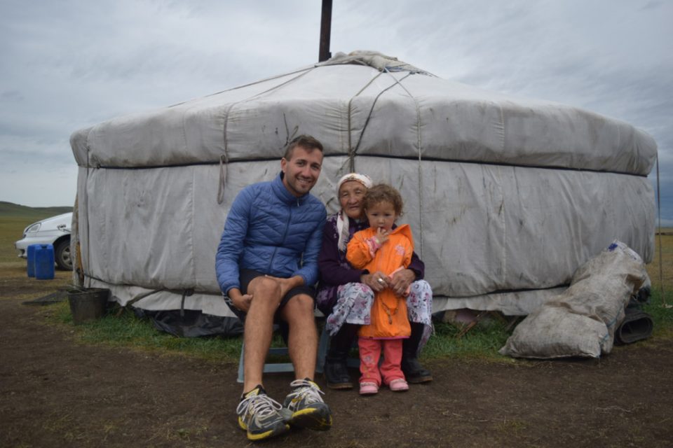 Are 27 de ani si a vizitat toate tarile de pe Pamant! Cum si-a permis ...