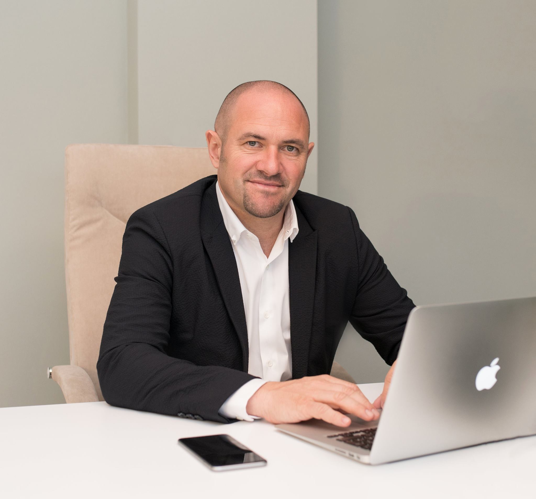 Simon Maurer, romanul cu trei clase care a devenit MILIONAR in euro!