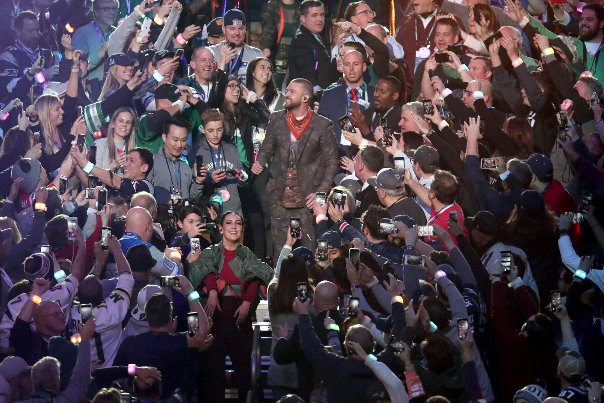 Pustiul asta a devenit VIRAL! Ce cauta pe telefon in timp ce Justin ...