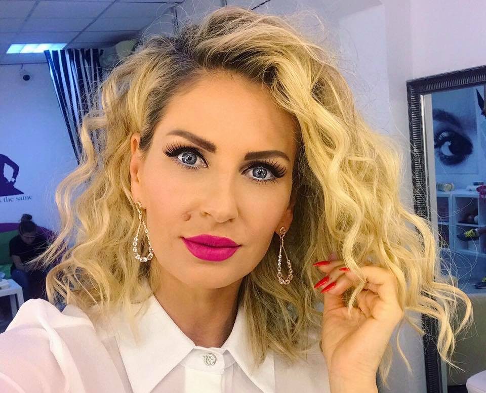De ce Andreea Bănică nu își trimite copilul la școală, fizic!