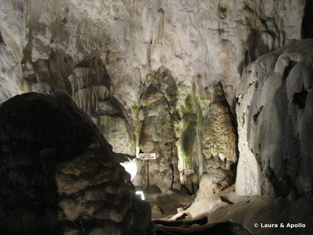 Un barbat s-a dus in Pestera Polovragi si a facut poze. Ce a observat ...