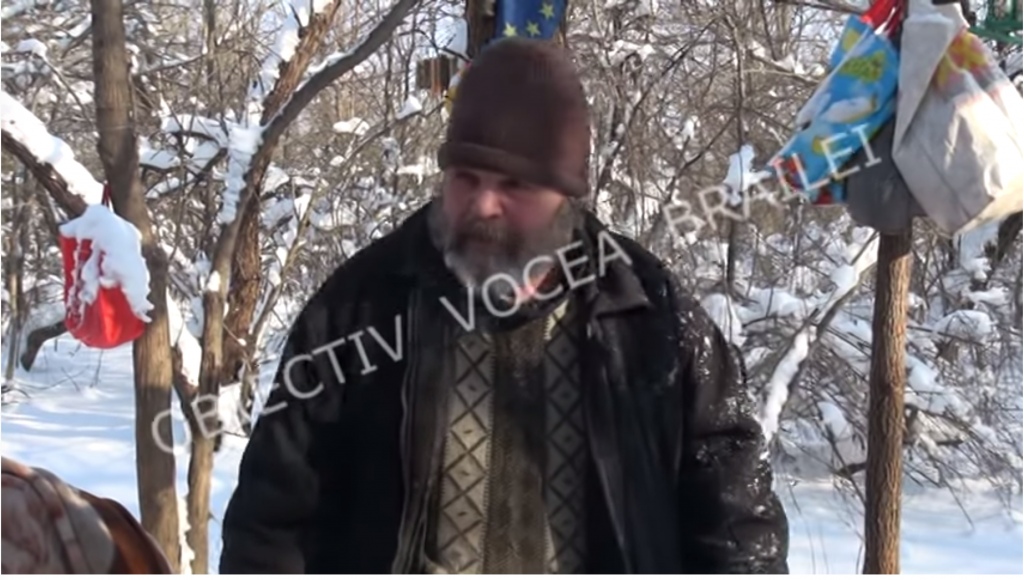 Barbatul care de 11 ani locuieste in padure intr-un adapost! Doarme in ger.