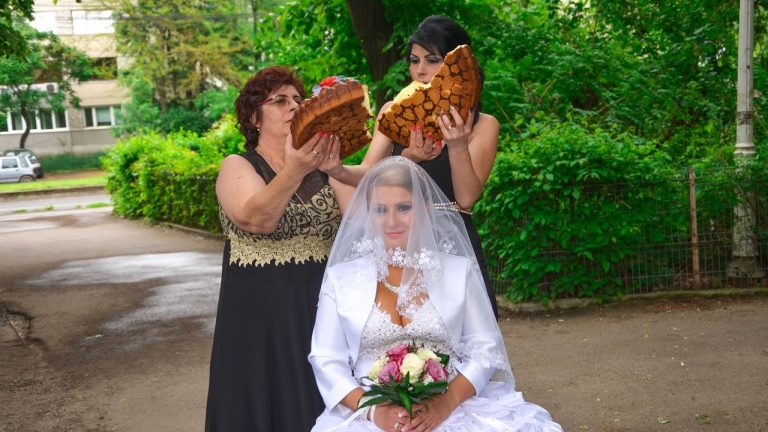 Turta miresei. Ce semnificatie are si cum se rupe. Trebuie sa stii asta