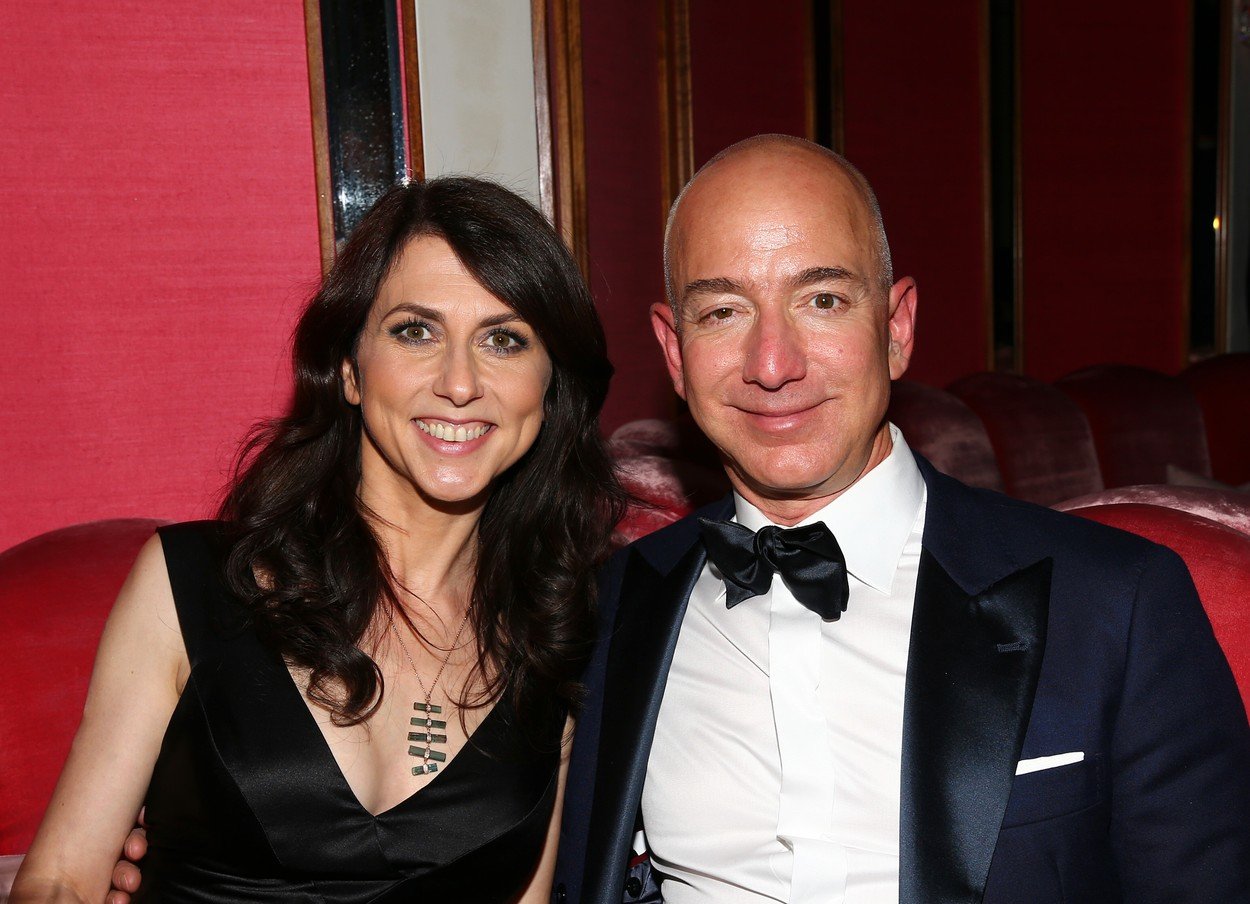 Jeff Bezos a divortat oficial de sotia lui! Cate MILIARDE de dolari pierde