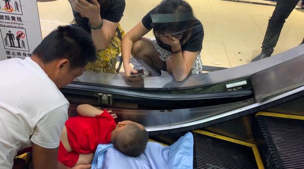 Mana unui copil, prinsa de scara rulanta. Ce s-a intamplat in cateva minute