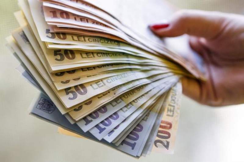Vești bune pentru români! Vor primi bani în plus