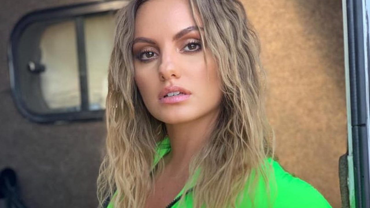 Alexandra Stan șochează din nou. Cum s-a fotografiat lângă bradul de ...
