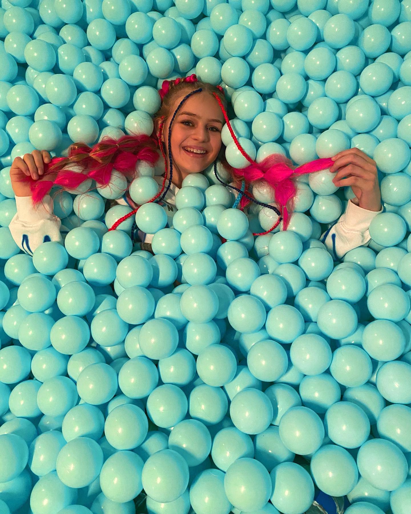 „Noua Britney Spears” vine din România și noi am descoperit cine este!