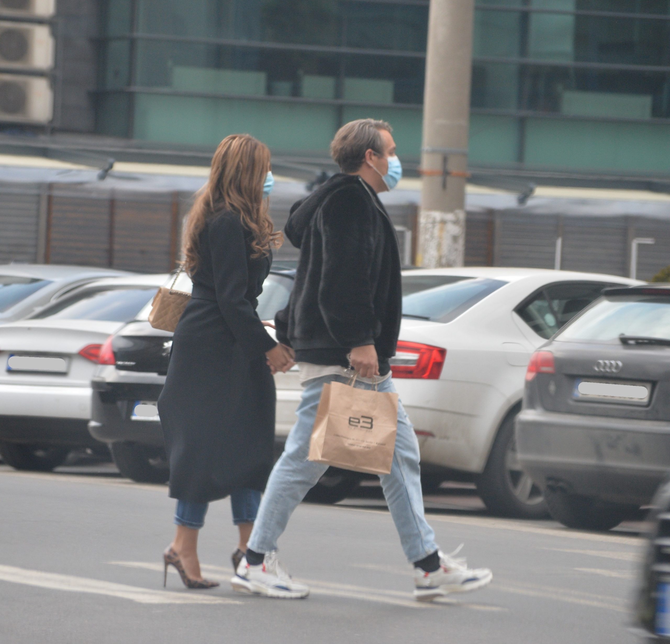 Syda și iubita exotică, dragoste mare! Sesiune de săruturi în mijlocul...