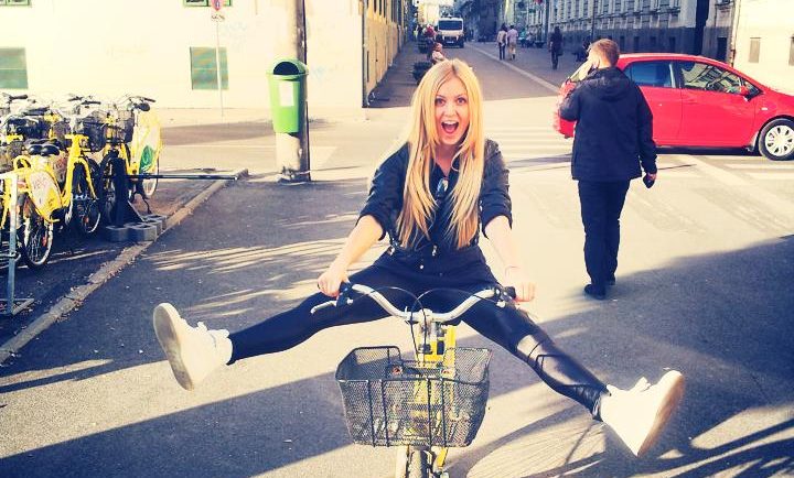 Ți-o amintești pe Oana, solista trupei ”Activ”? Ce face și cum arată ...