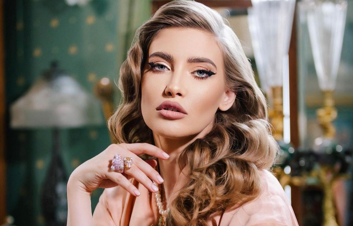 De ce a păstrat Iulia Albu numele fostului soț. Ce scria înainte în ...