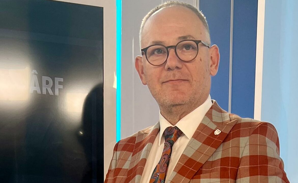 Jurnalistul Radu Preda prezintă „Dezbaterile Metropolei”, principalul ...