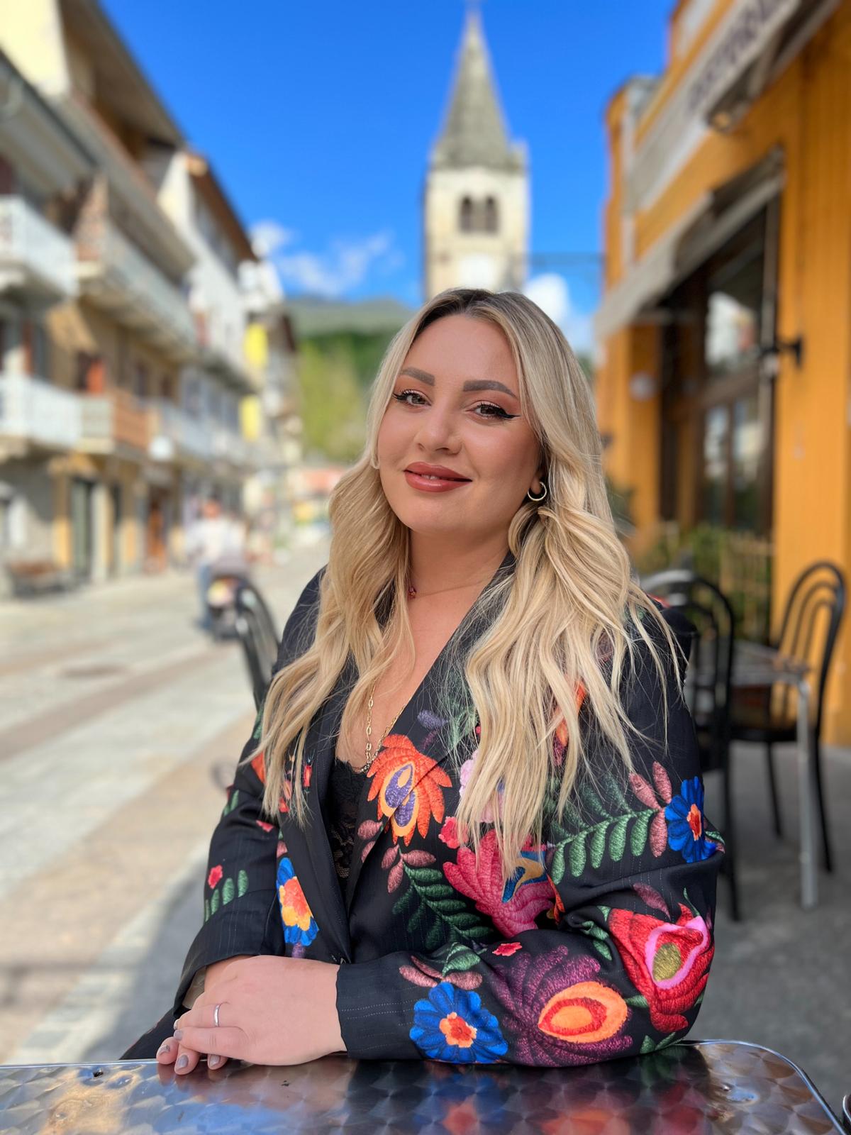 AVA se lansează pe piața internațională și cântă la televiziunea din ...