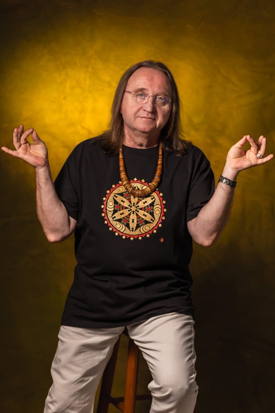 Mike Godoroja aruncă bomba artistică cu țintă directă: „𝗕𝗹𝘂𝘇𝘂' 𝗖𝗮𝘀𝗲𝗶 ...