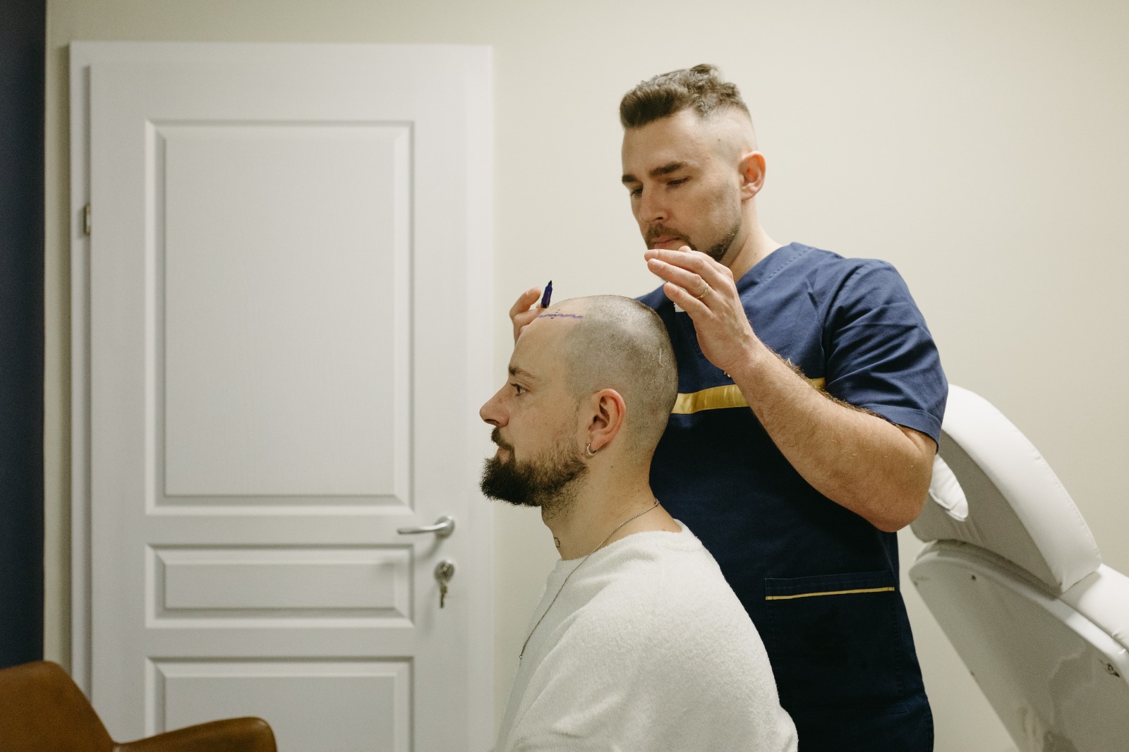 Cucu de la ”Noaptea Târziu” și-a făcut implant de păr, la Cluj. După 4 ...